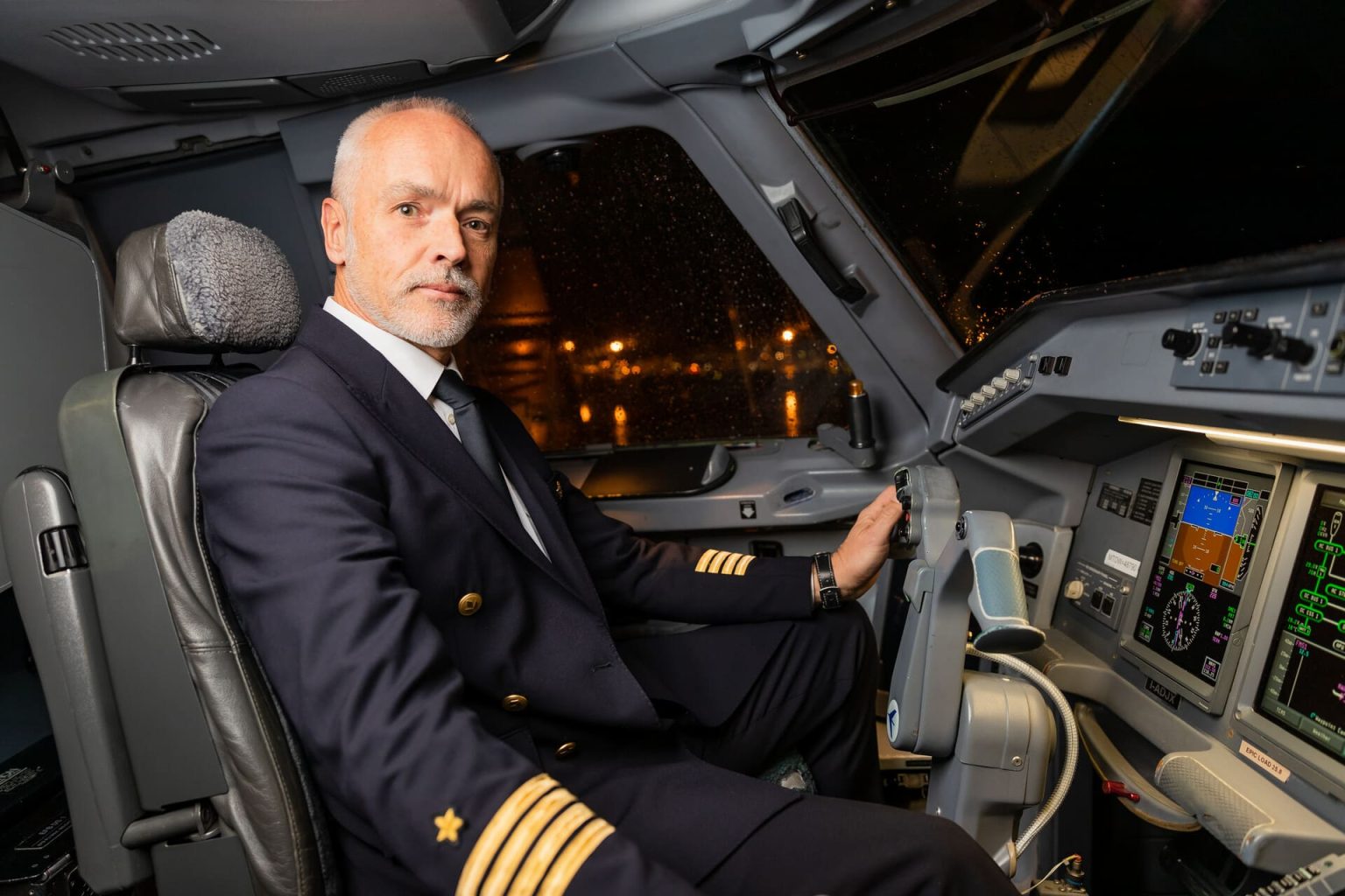 COME RICONOSCERE I GRADI SULLE UNIFORMI DEI PILOTI | Air Dolomiti Blog